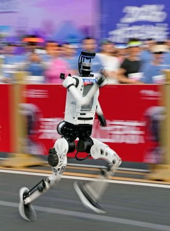 人型ロボットが「世界新記録」 北京でハーフマラソン大会：山陽新聞デジタル｜さんデジ