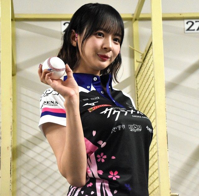 岡田紗佳、美脚上げまくり“強烈”始球式 自己採点は「3900点」：山陽新聞デジタル｜さんデジ