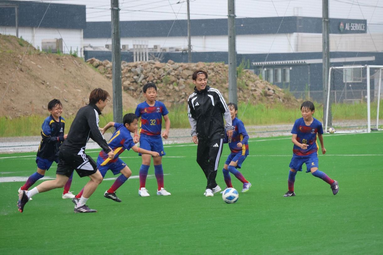 佐野航大選手がうまくなるコツ伝授 笠岡で小学生サッカー教室、直接指導「奇跡みたい」：山陽新聞デジタル｜さんデジ